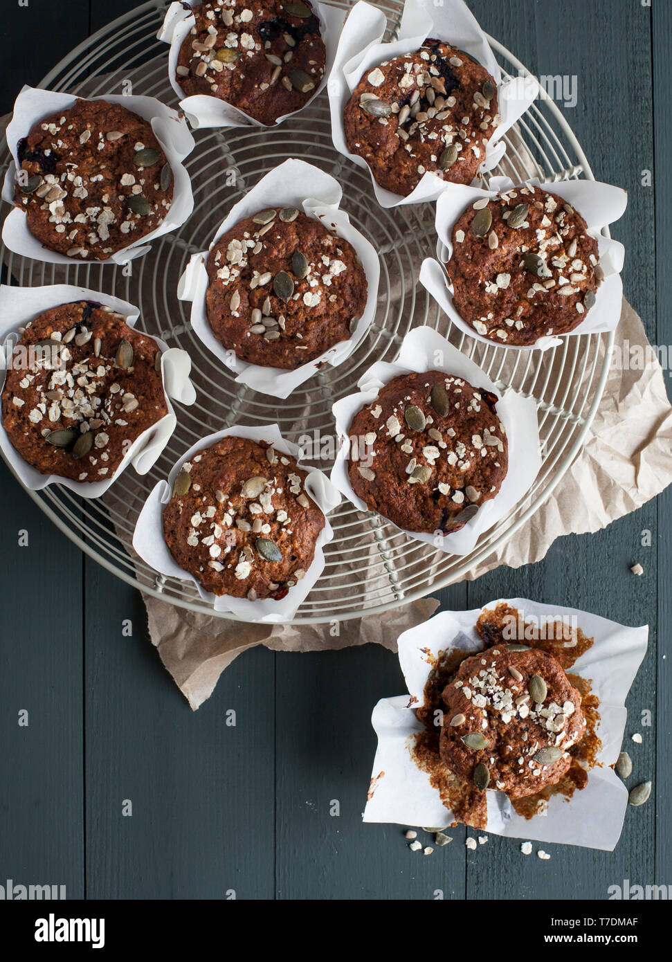 Muffins on wire rack hi-res stock photography and images - Alamy