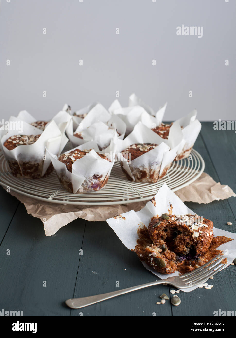Muffins on wire rack hi-res stock photography and images - Alamy