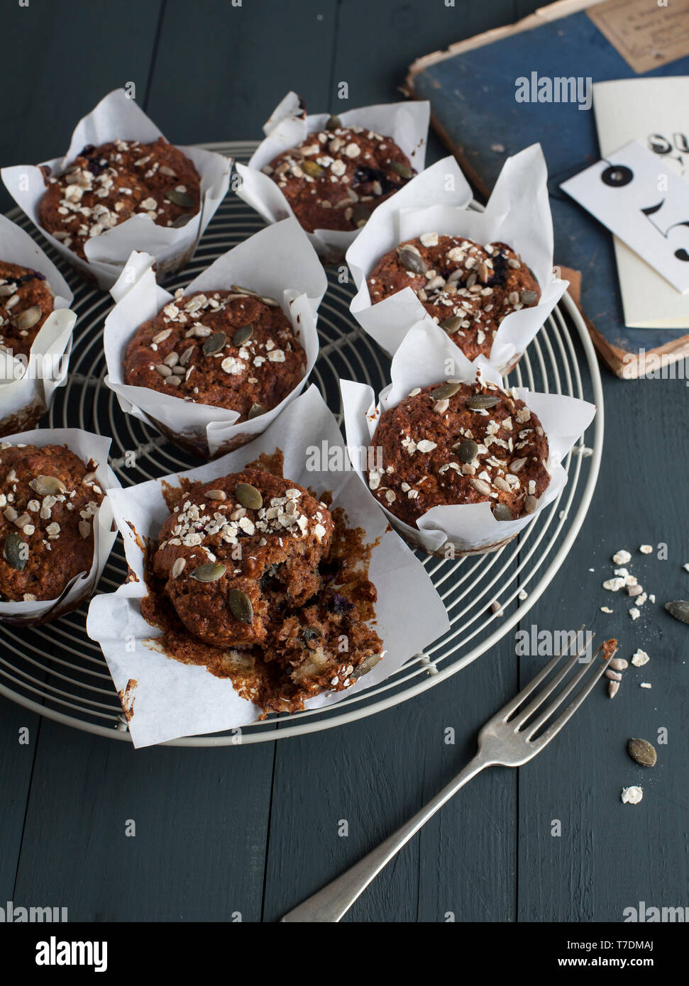 Muffins on wire rack hi-res stock photography and images - Alamy