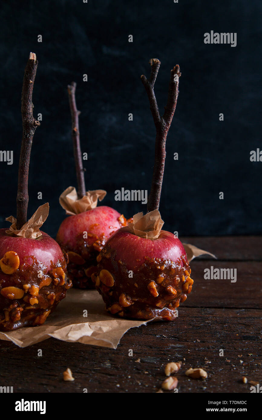 Making toffee apples hi-res stock photography and images - Alamy