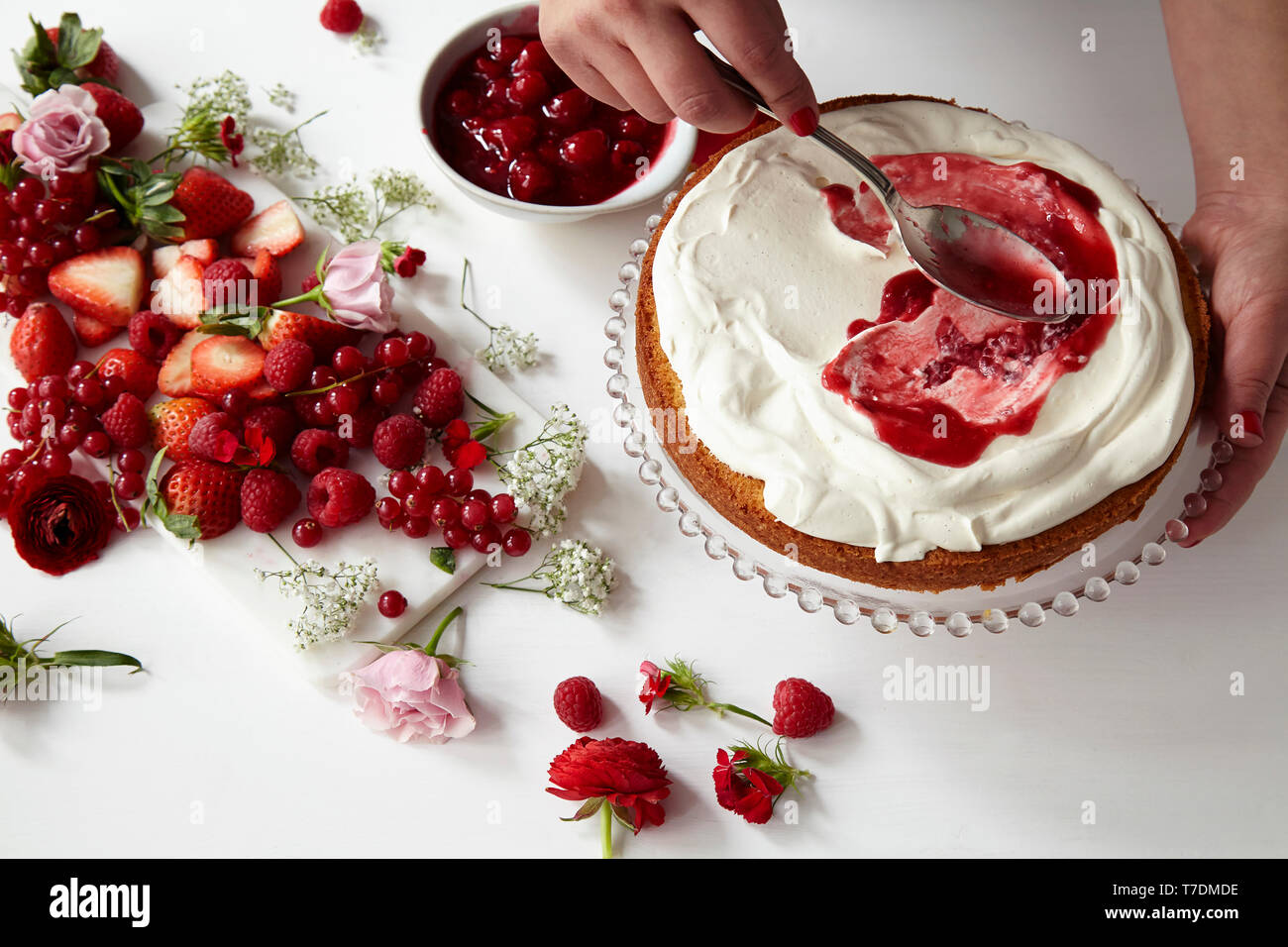 Sponge layer cake hi-res stock photography and images - Alamy