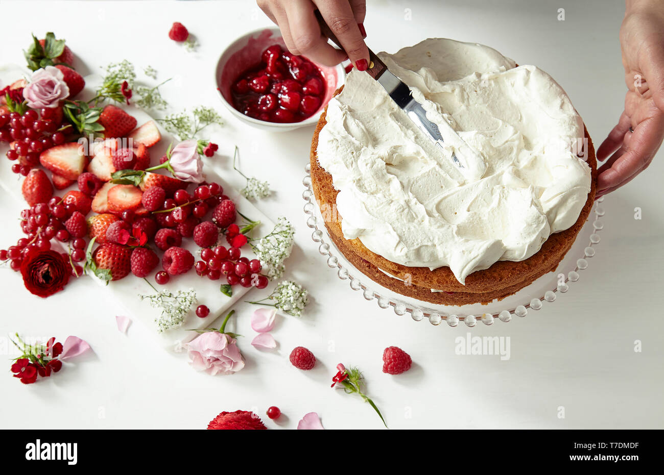 Sponge layer cake hi-res stock photography and images - Alamy
