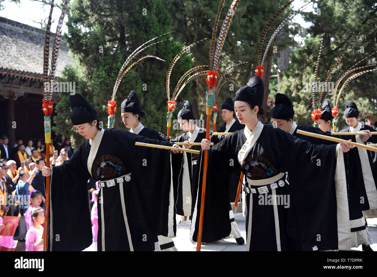 (190506) -- ZOUCHENG, May 6, 2019 (Xinhua) -- People perform during a ...