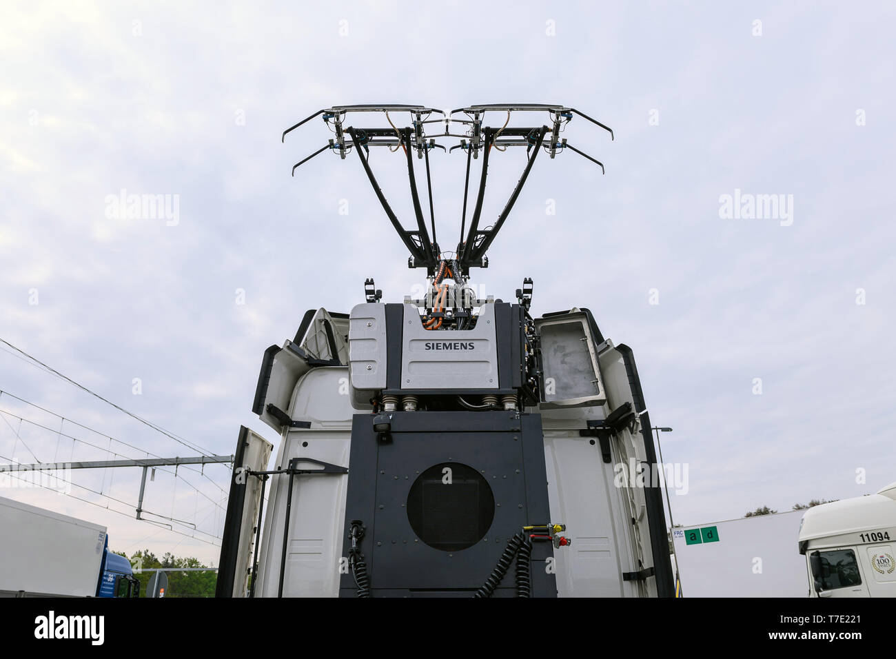 Darmstadt, Germany. 07th May, 2019. A Scania R450 Hybrid tractor with ...