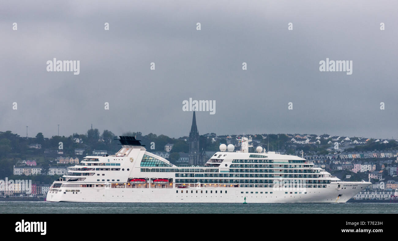 Quest on the terrace hi-res stock photography and images - Alamy