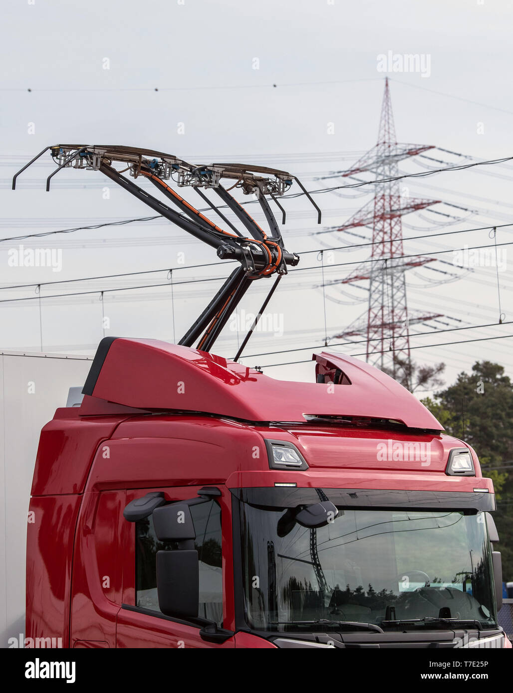 Darmstadt, Germany. 07th May, 2019. A Scania R450 Hybrid tractor with ...