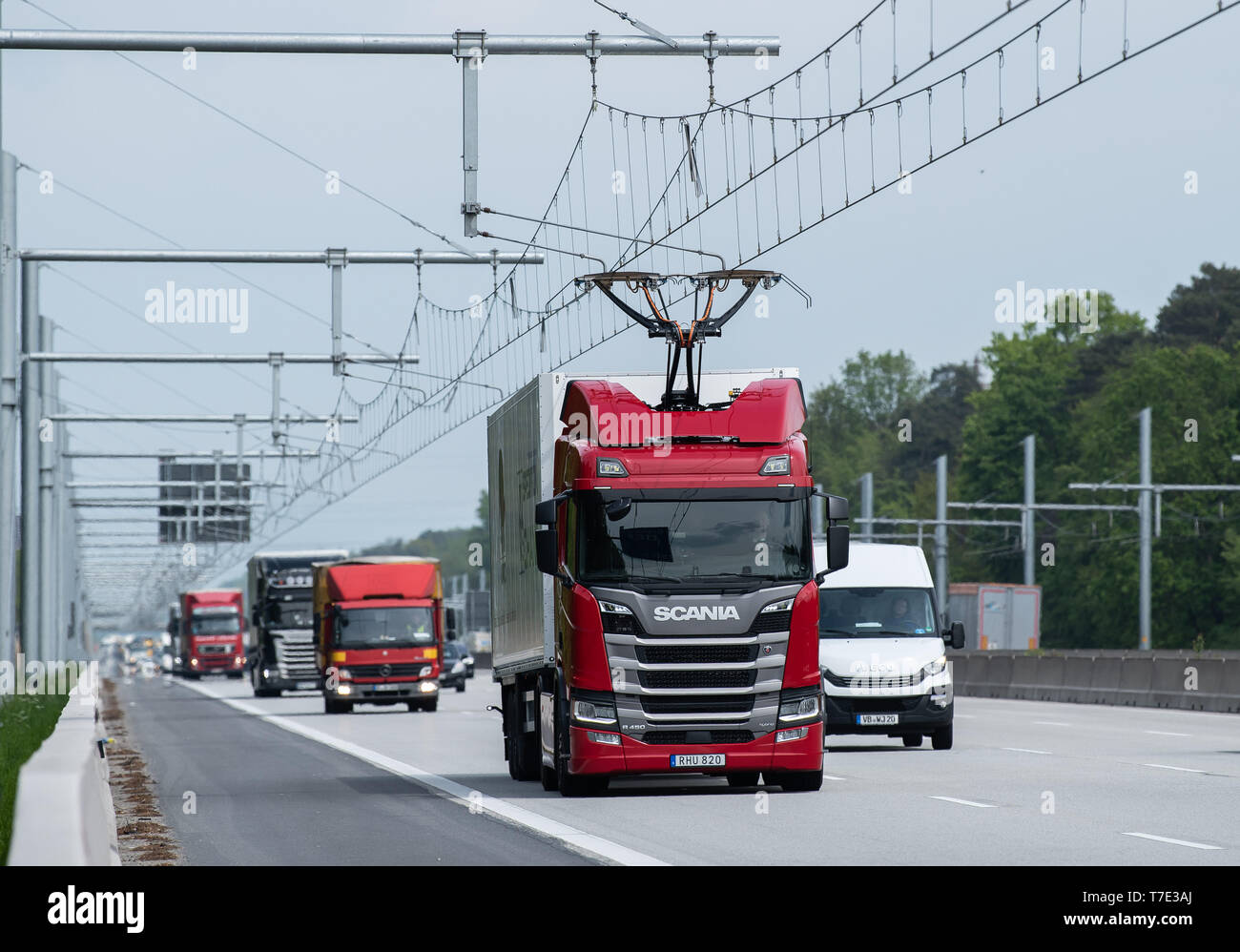 Darmstadt, Germany. 07th May, 2019. A Scania R450 Hybrid tractor (M) is ...