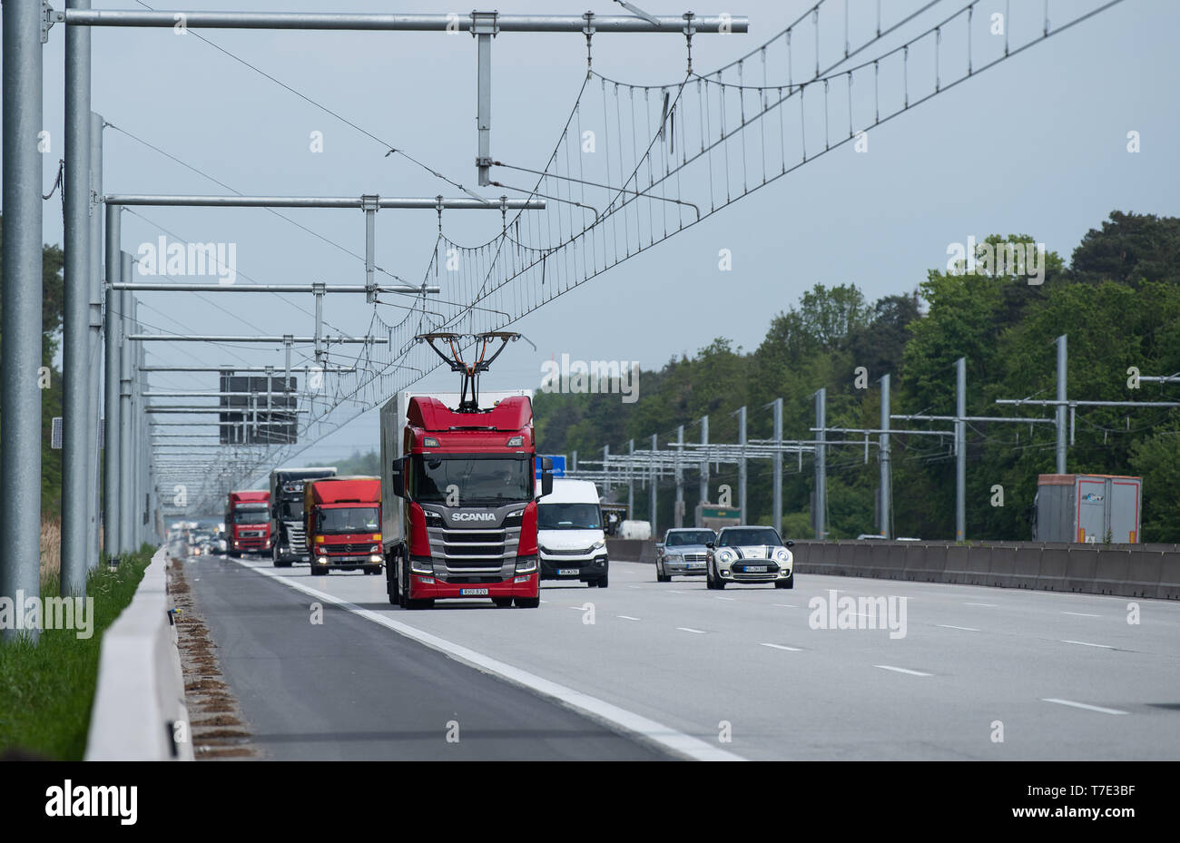 Darmstadt, Germany. 07th May, 2019. A Scania R450 Hybrid tractor (M) is ...