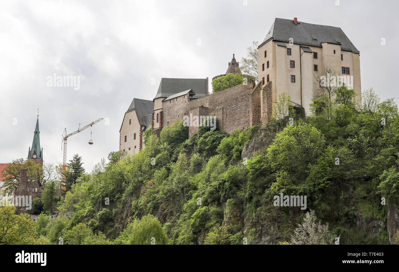 07 May 2019, Saxony, Leisnig: The castle Mildenstein is enthroned above ...