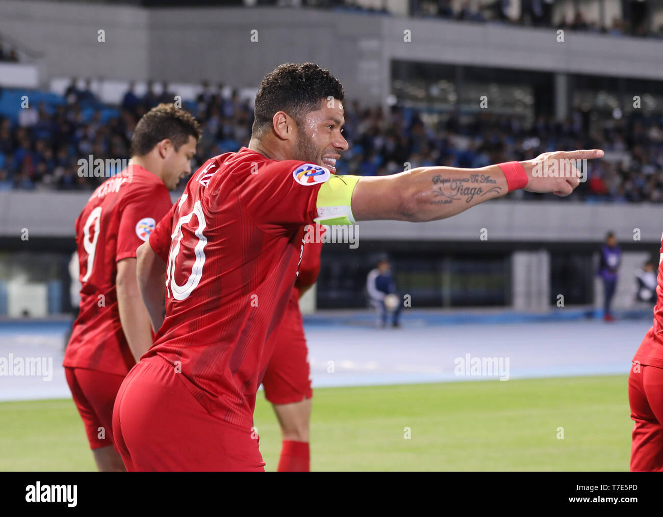 Kawasaki, Japan. 7th May, 2019. Hulk (front) of China's Shanghai SIPG ...