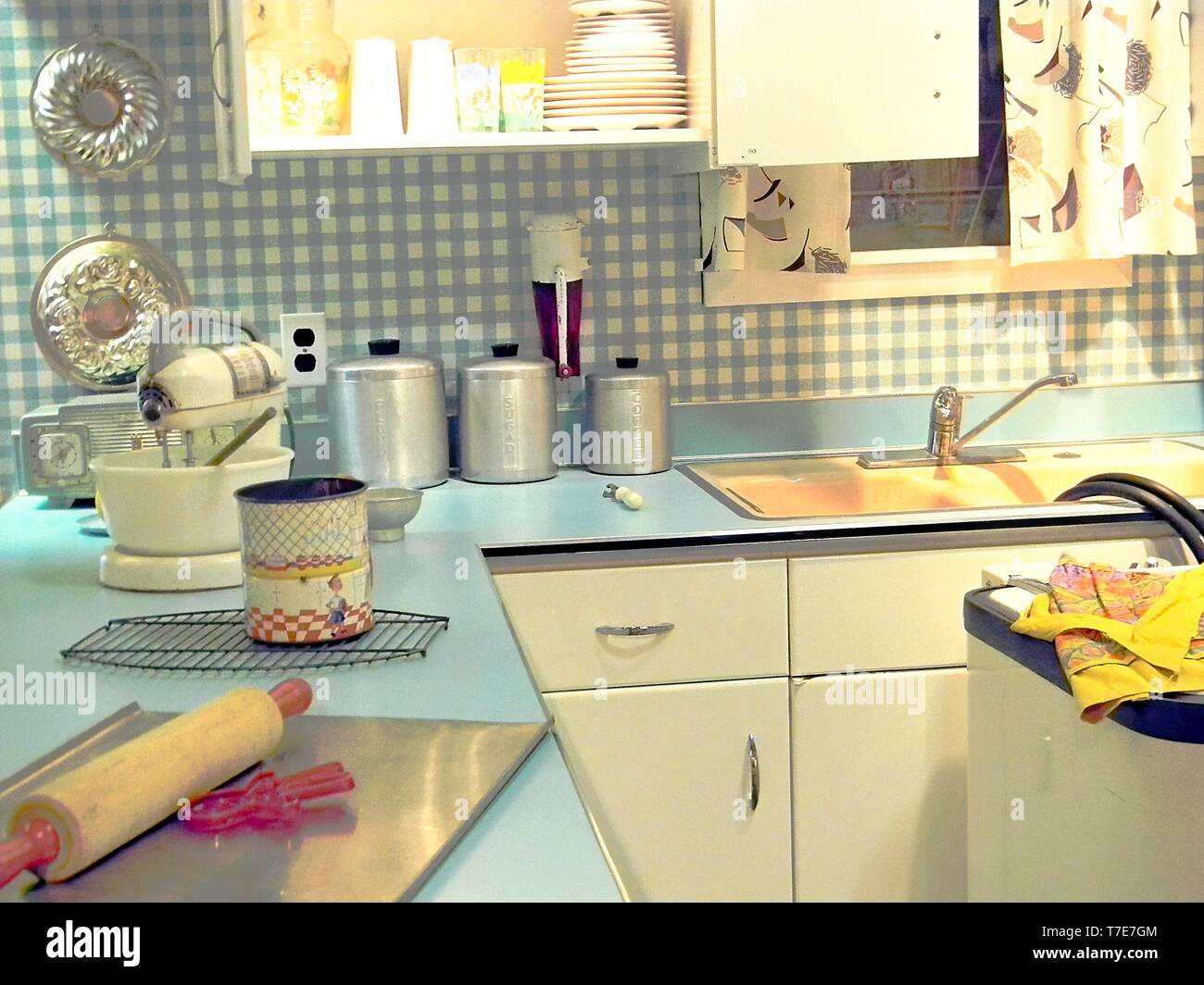 Retro kitchen counter hi-res stock photography and images - Alamy