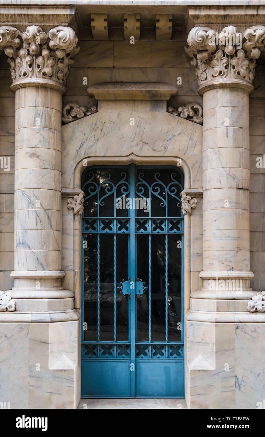 Mausoleum door hi-res stock photography and images - Alamy