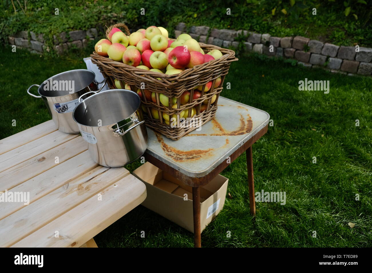 Apples on a table hi-res stock photography and images - Alamy