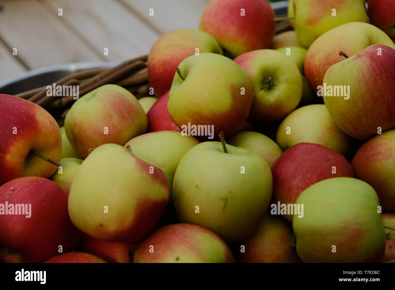 Apples on a table hi-res stock photography and images - Alamy
