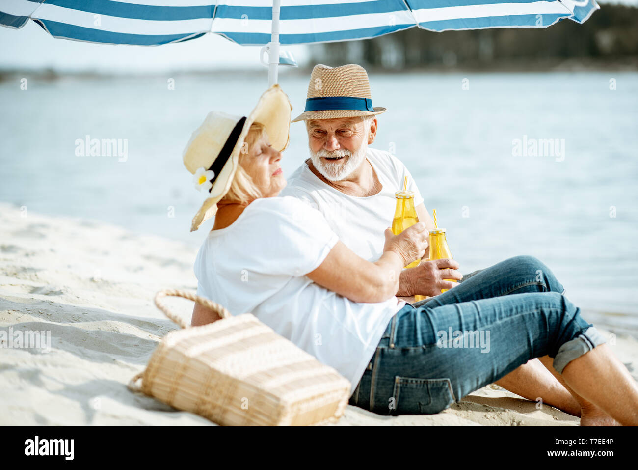Happy retirement couple holiday drinks hi-res stock photography and ...