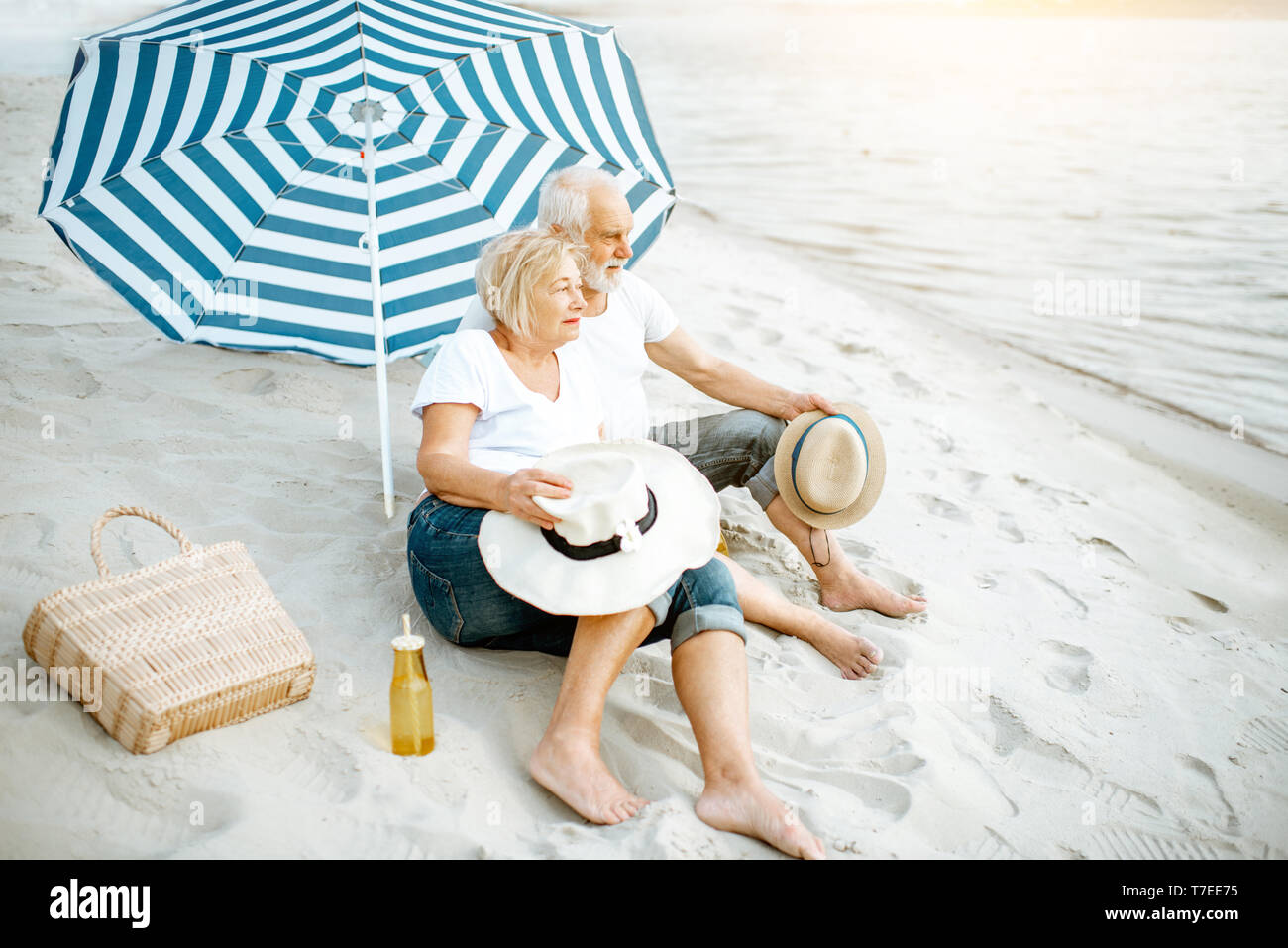 Couple relaxing talking on sun hi-res stock photography and images - Alamy