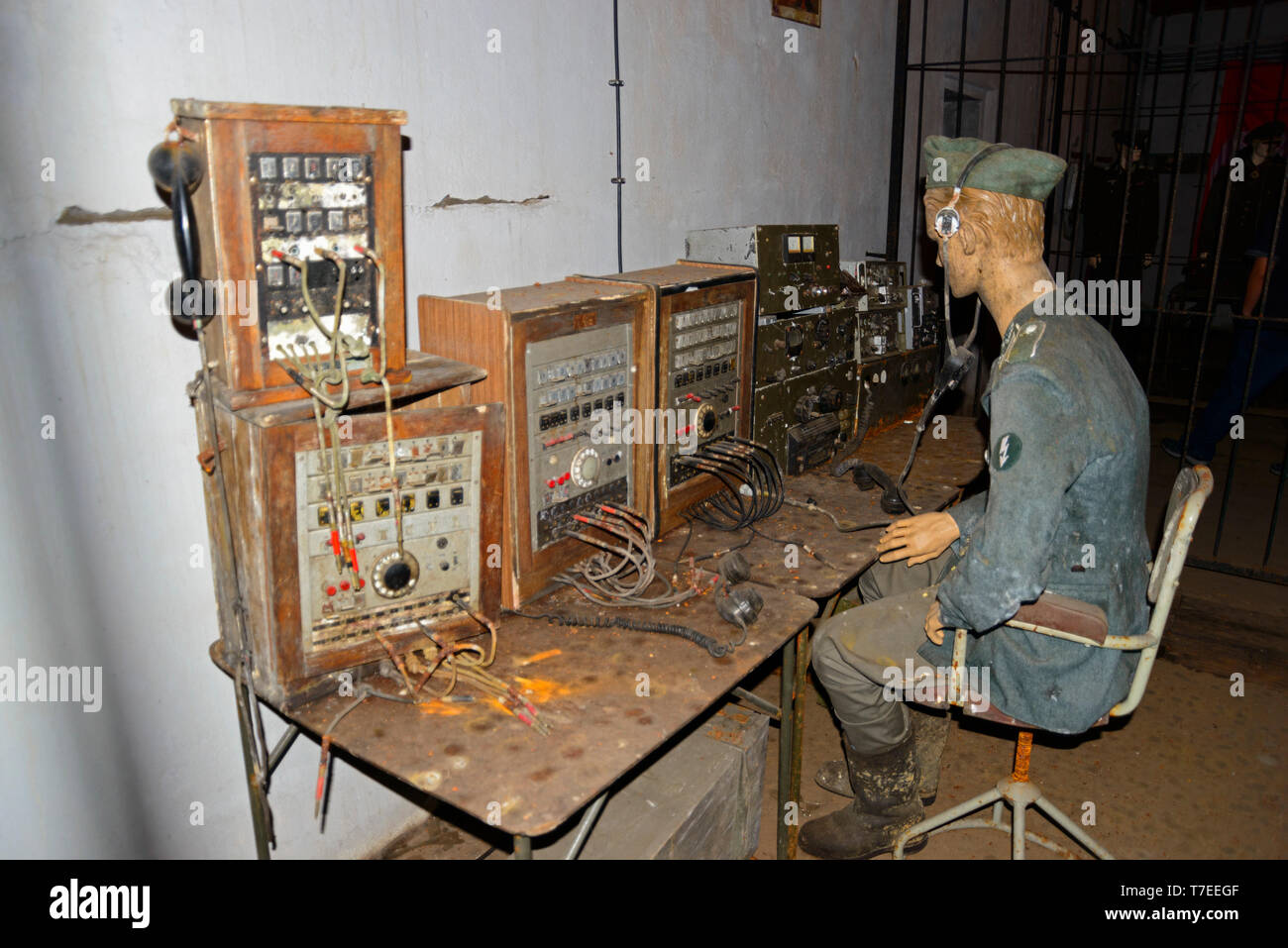 Soldiers in bunker hi-res stock photography and images - Alamy