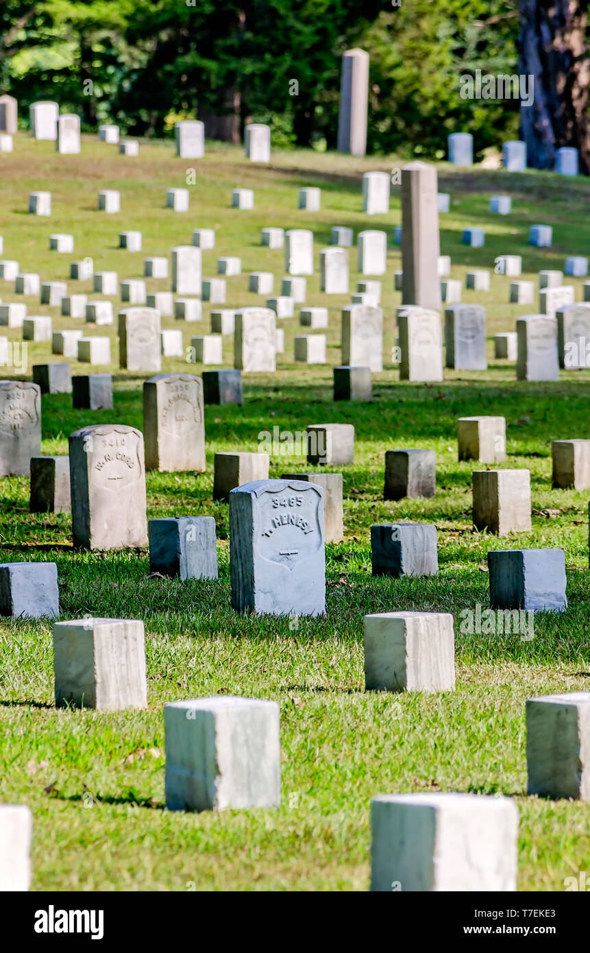 Headstones mark Civil War soldiers’ graves at Shiloh National Cemetery ...