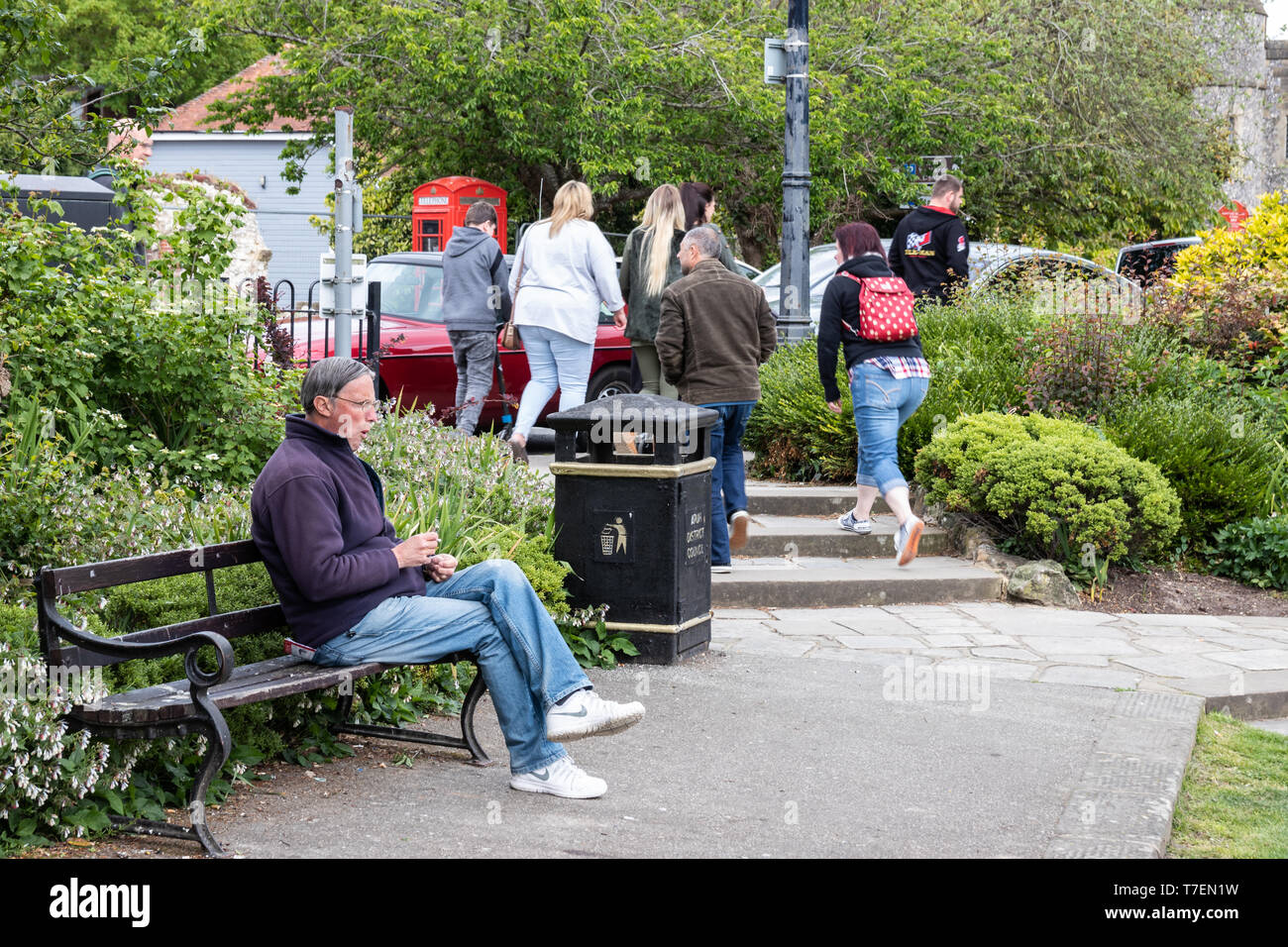 At bench benches relaxing hi-res stock photography and images - Alamy