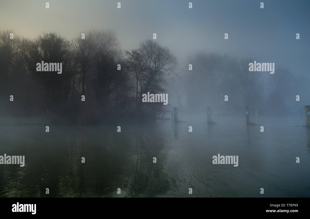 Shepperton lock hi-res stock photography and images - Alamy