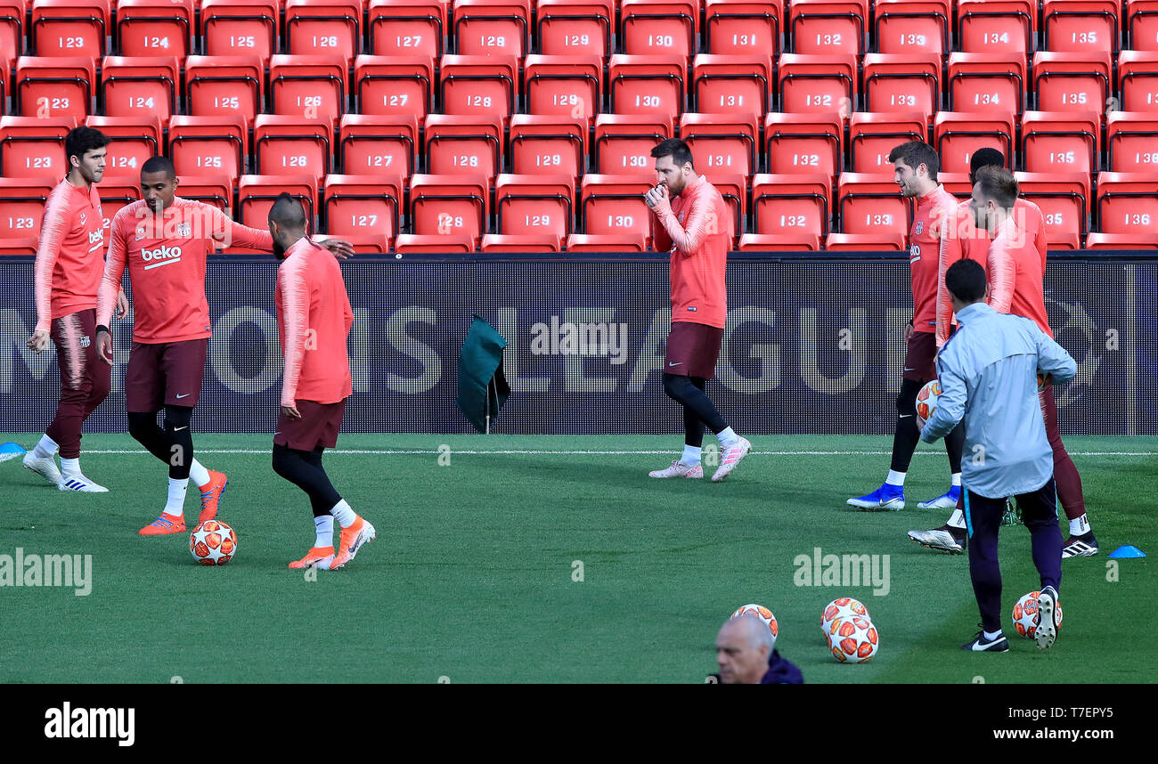 Barcelona's Lionel Messi (centre) during the training session at ...