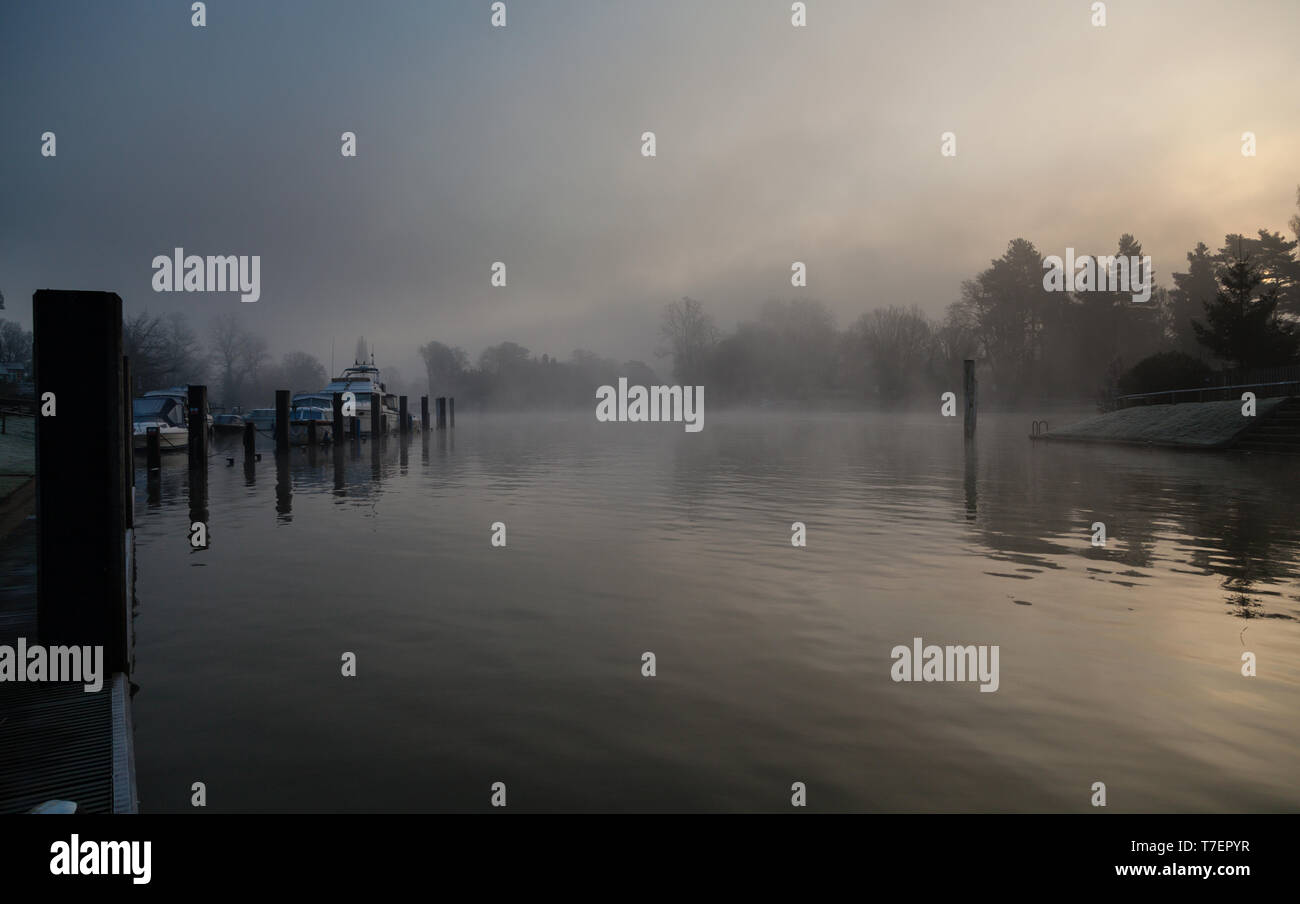 Shepperton lock hi-res stock photography and images - Alamy