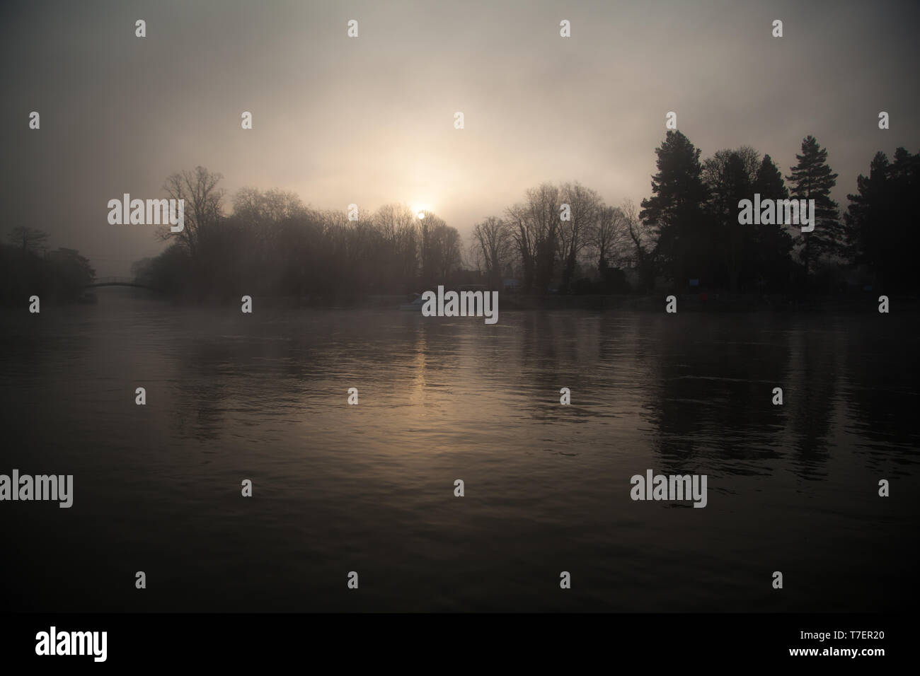 Shepperton lock hi-res stock photography and images - Alamy