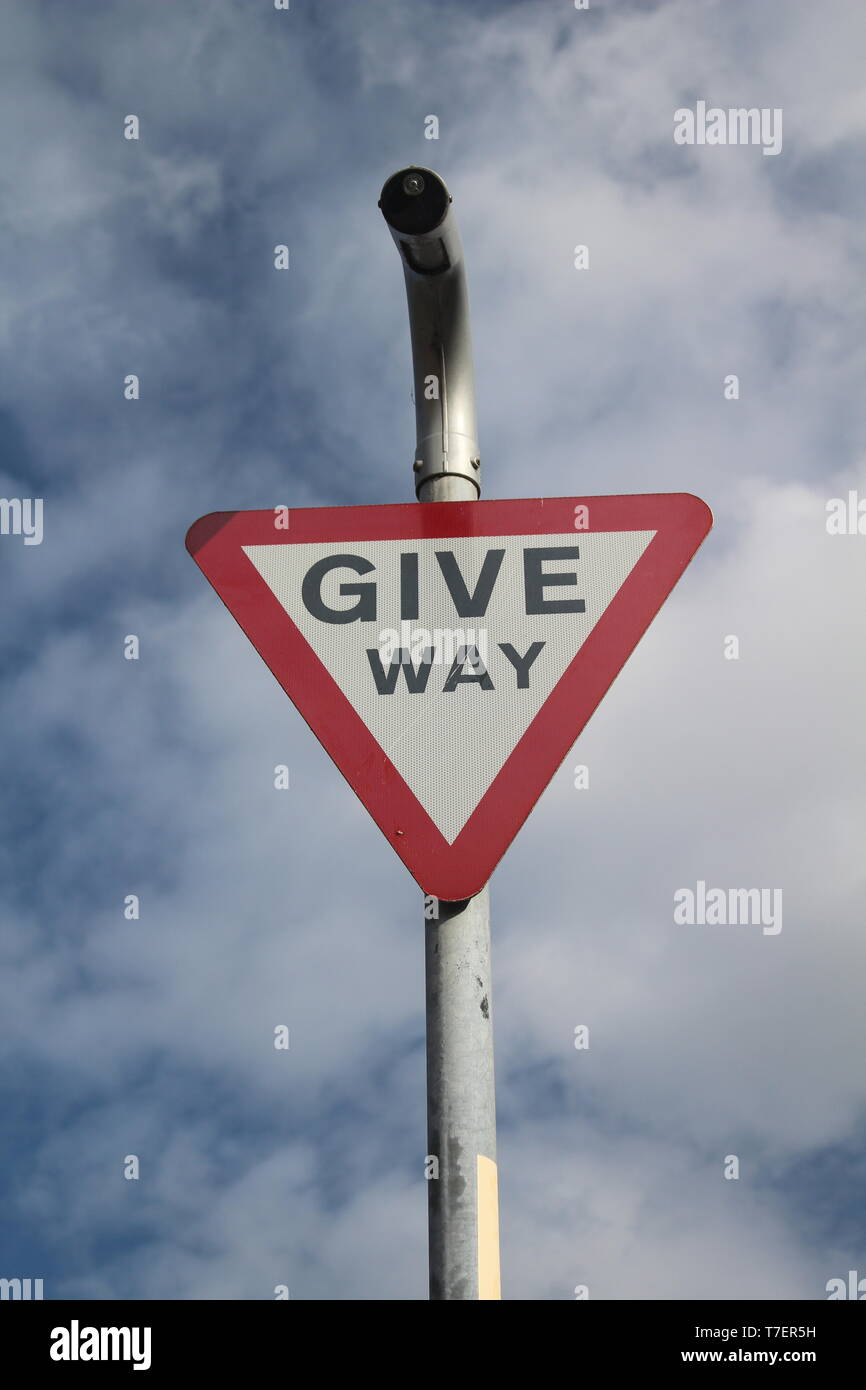 Give way sign hi-res stock photography and images - Alamy