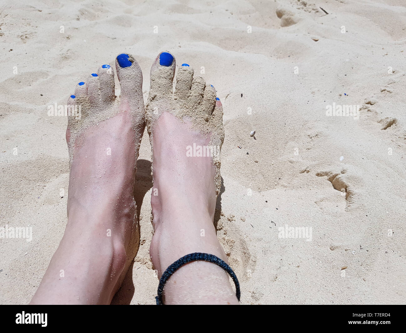 Feet in sand toes on beach relax hi-res stock photography and images ...