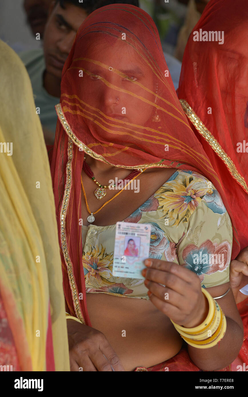 Nagaur, India. 06th May, 2019. Woman at a polling station to cast her ...