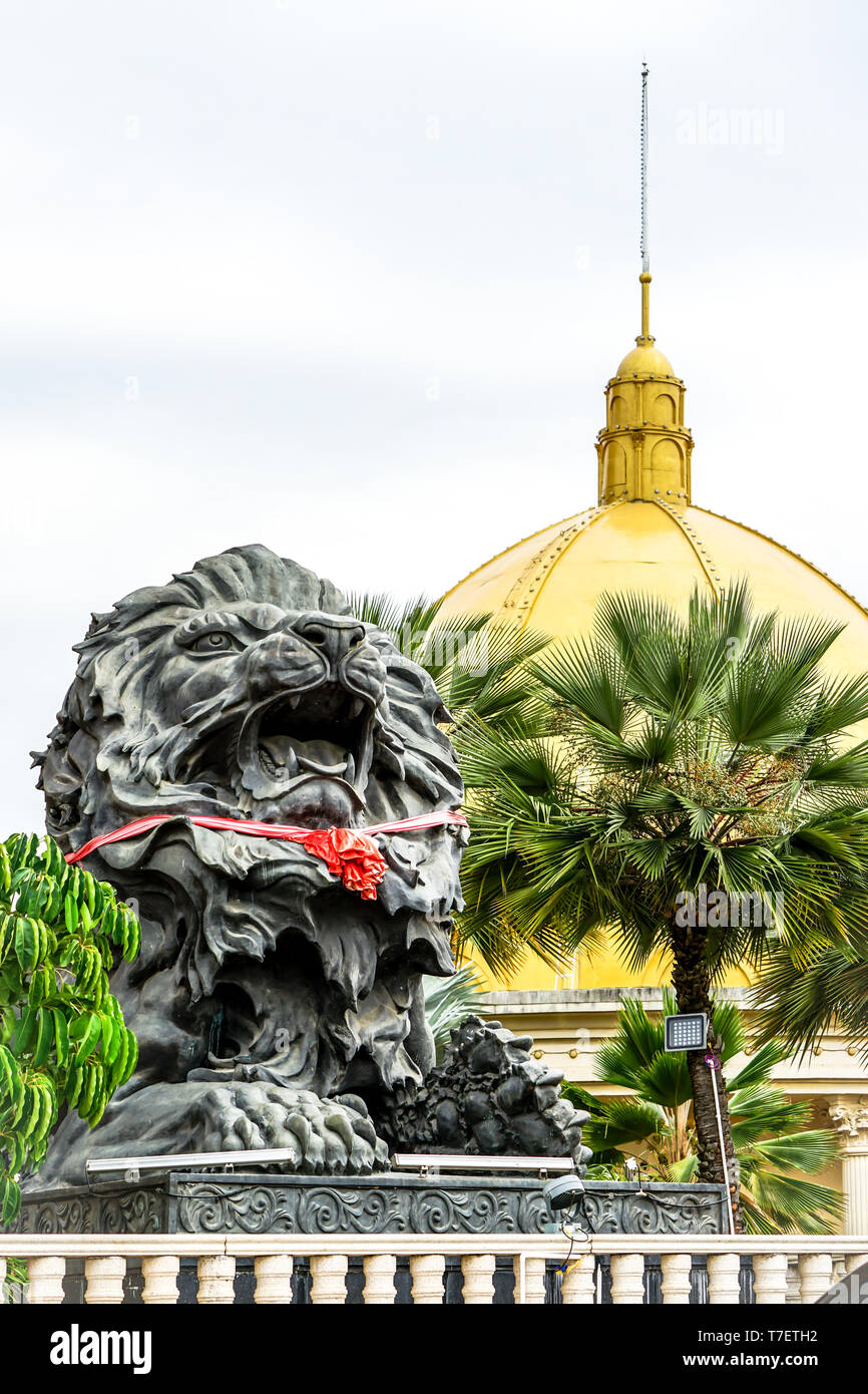 Old king of laos statue hi-res stock photography and images - Alamy
