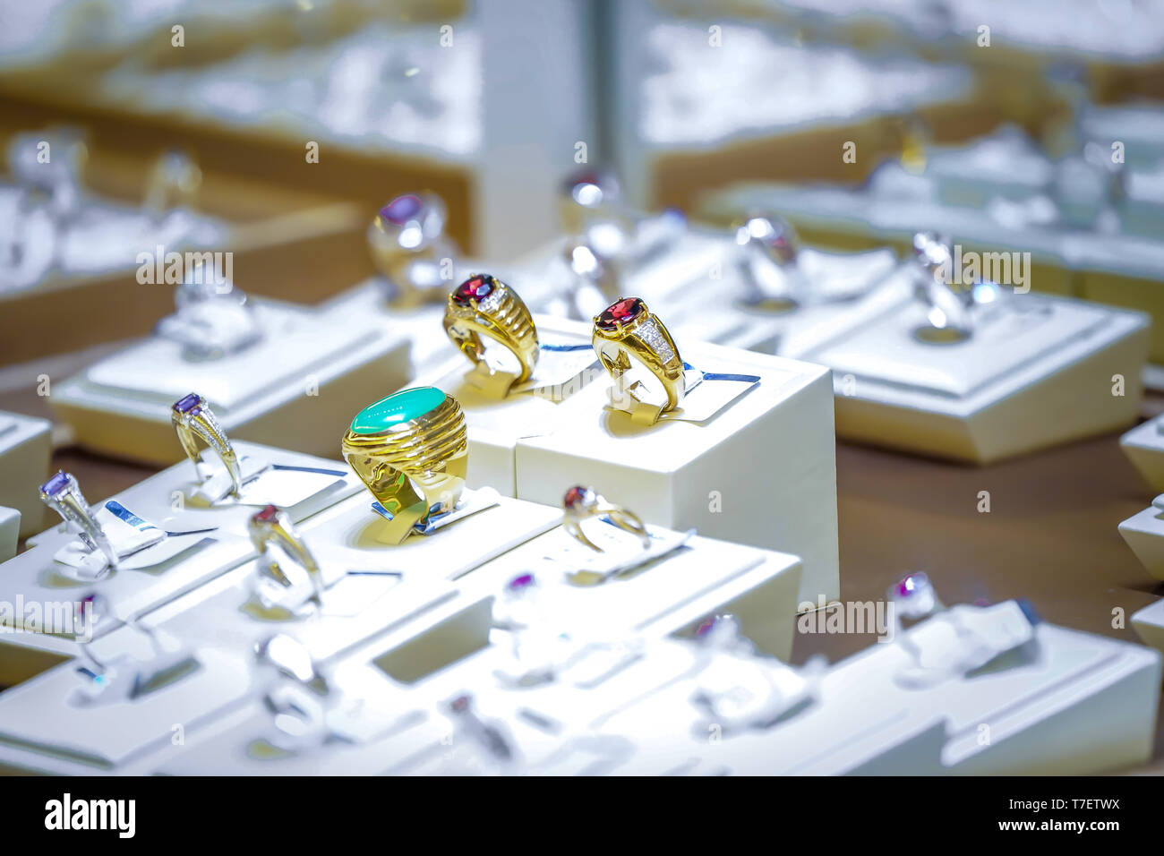 Diamond engagement ring display hi-res stock photography and images - Alamy