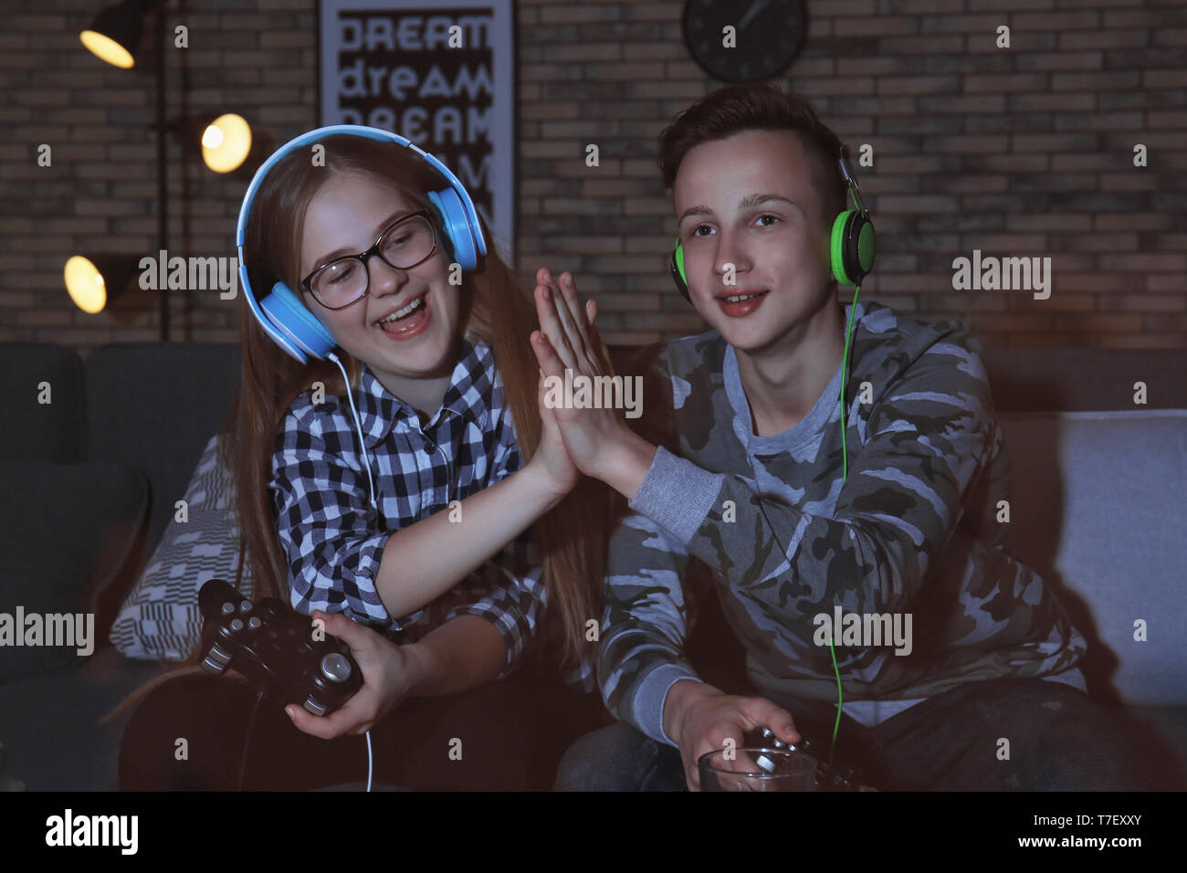 Cyber games high five hi-res stock photography and images - Alamy