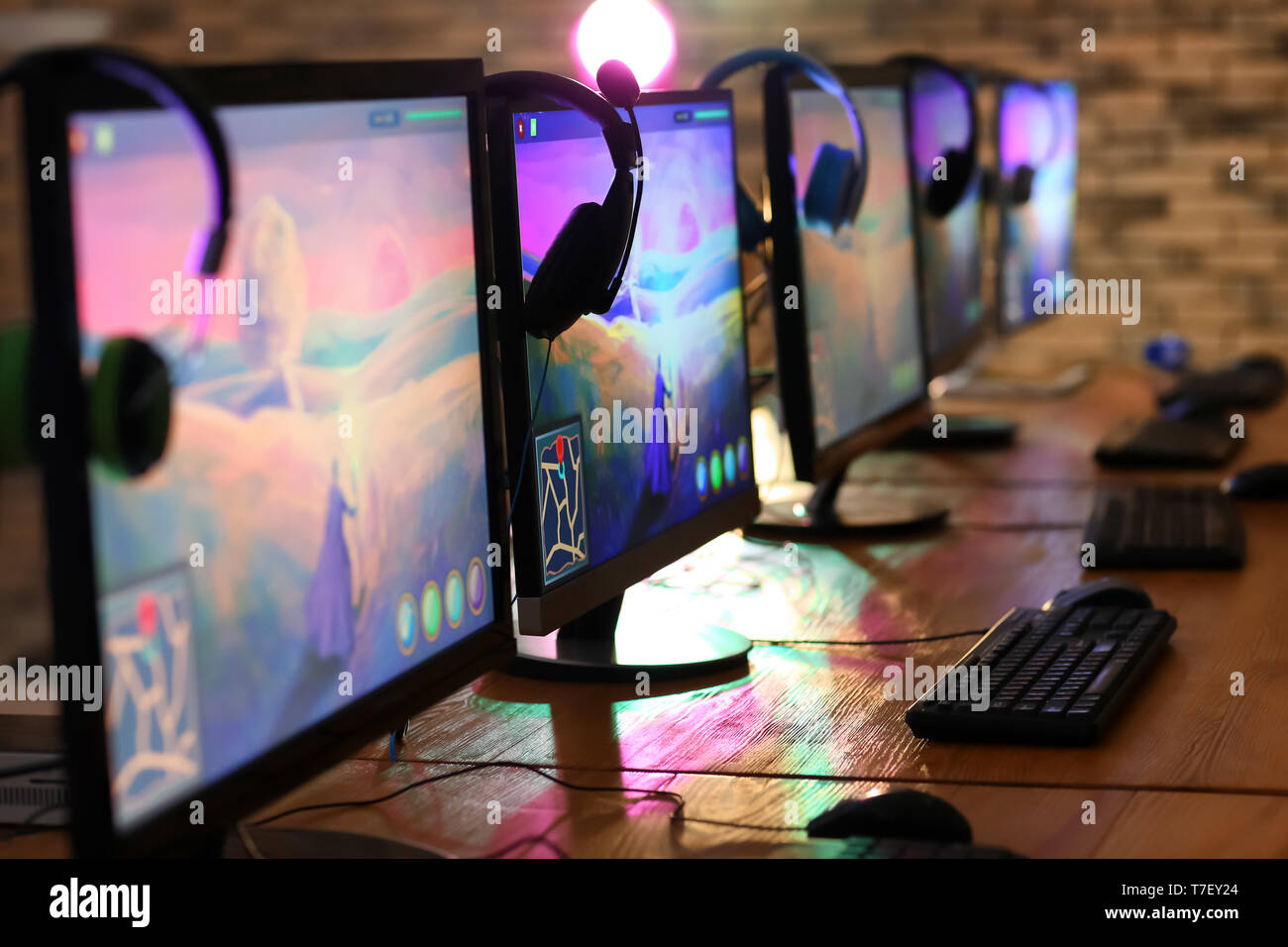 Gaming monitors hi-res stock photography and images - Alamy