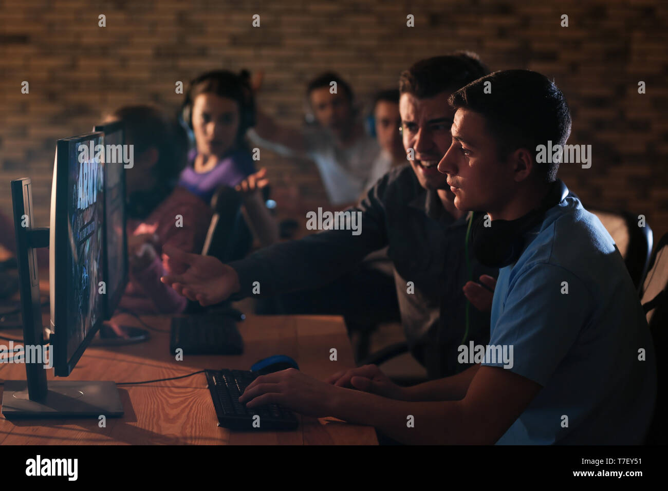 Man playing video games sad woman hi-res stock photography and images ...