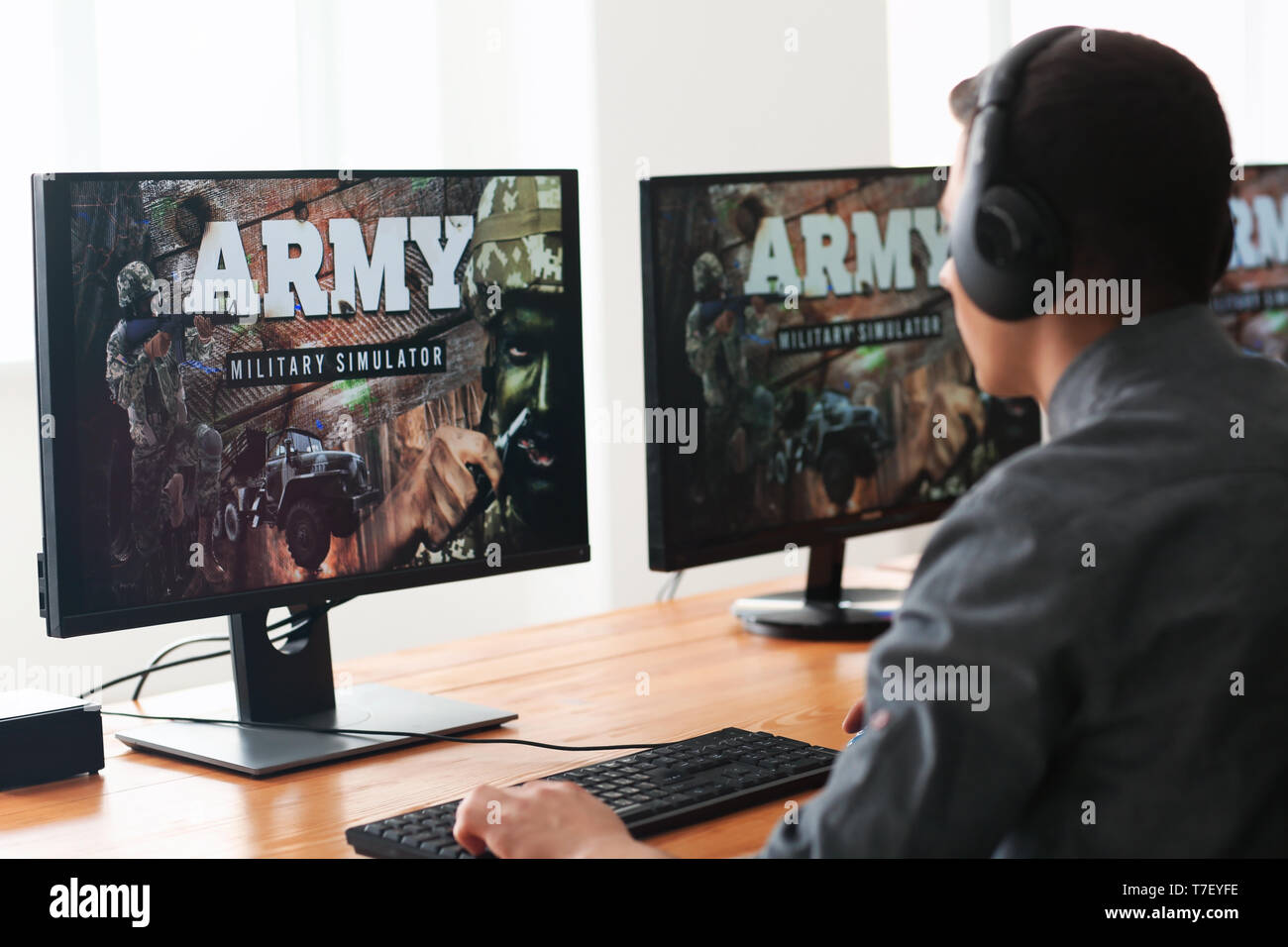 Focused man playing video games hi-res stock photography and images - Alamy