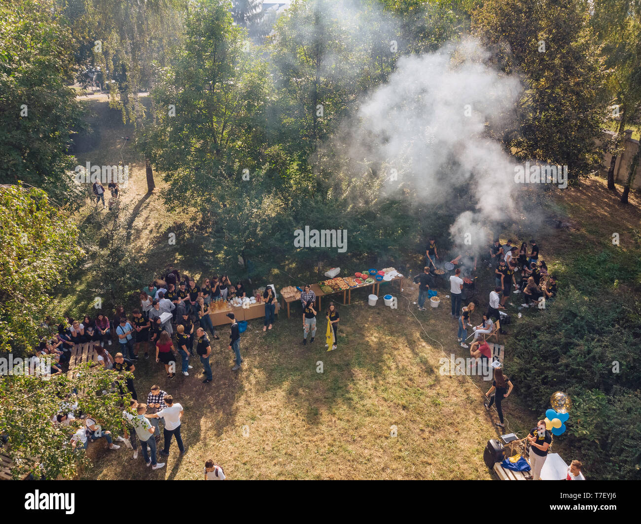 People barbecue from above hi-res stock photography and images - Alamy