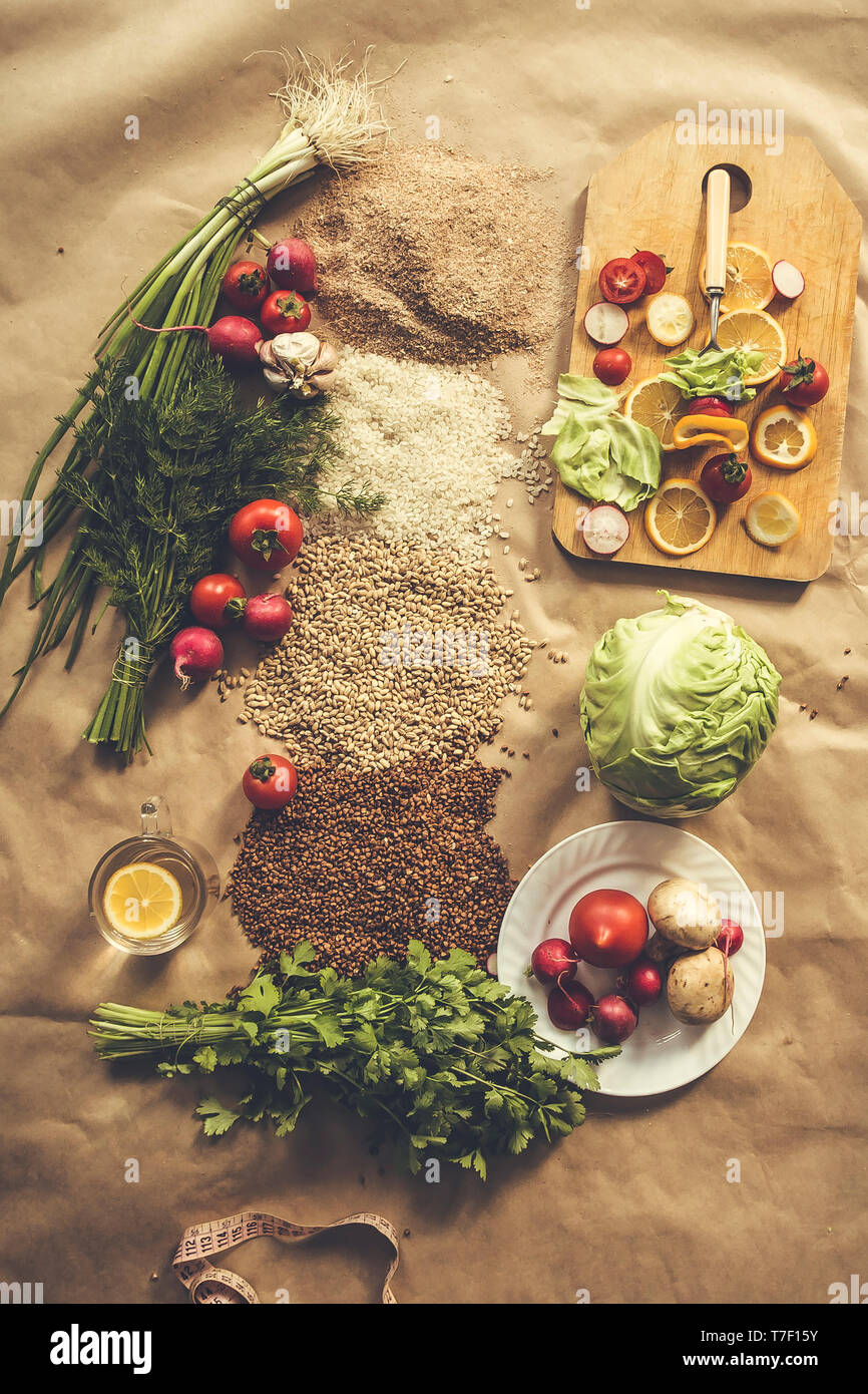 Organic food background with cutting board and lemon slices Stock Photo ...