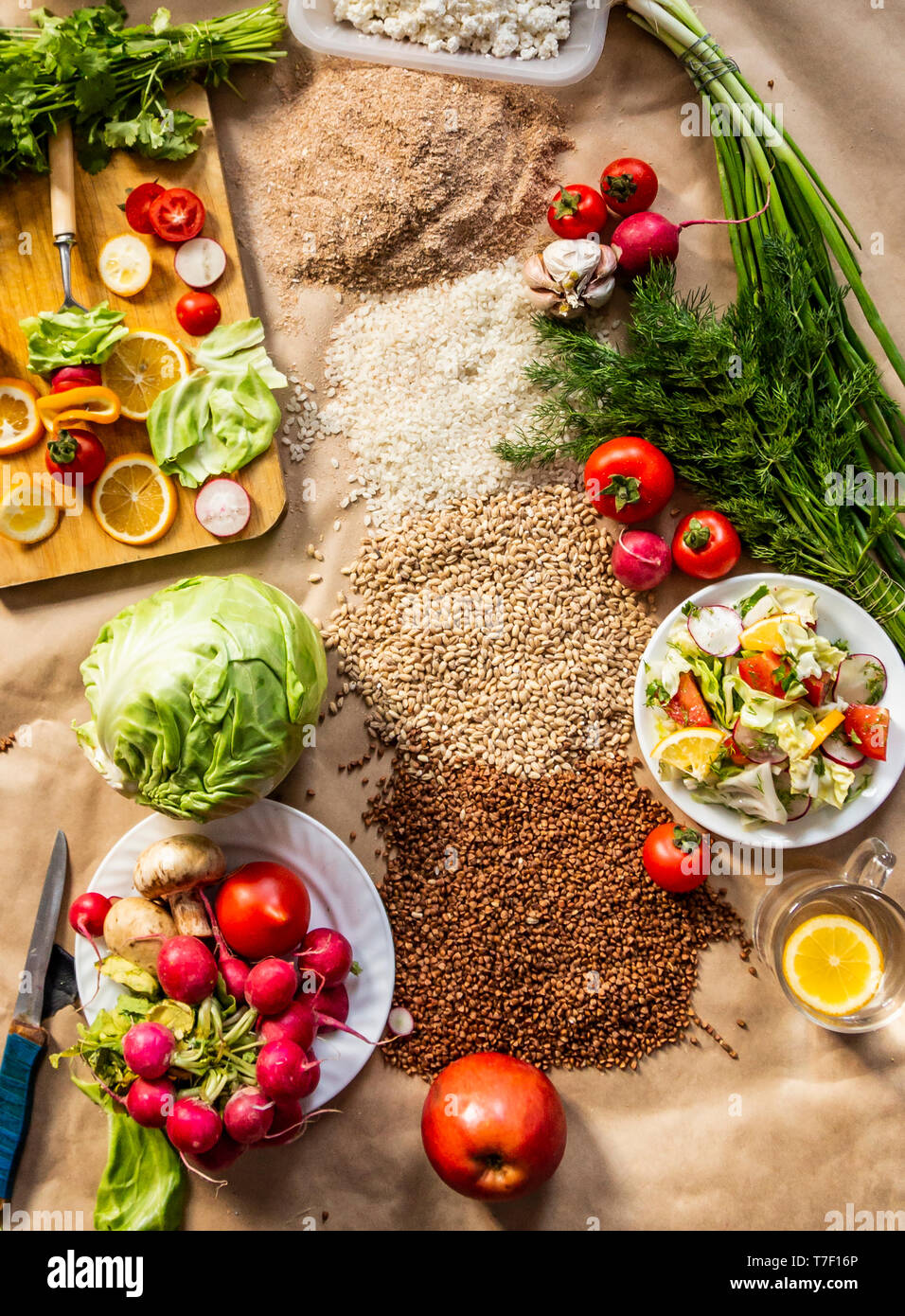 Organic food background with cutting board and lemon slices Stock Photo ...