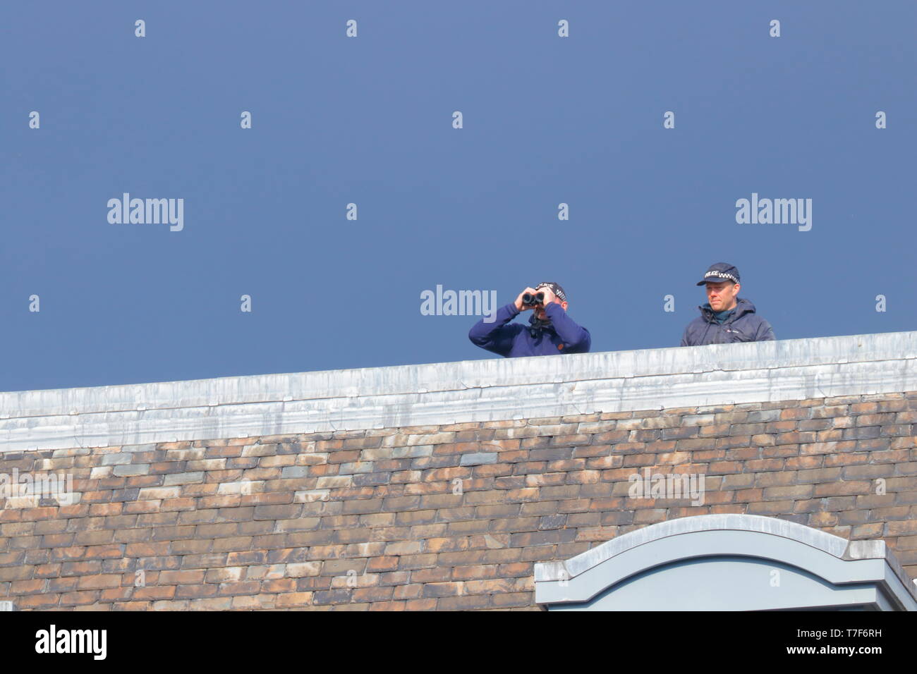 Police rooftop spotter hi-res stock photography and images - Alamy