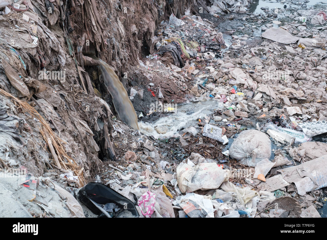 Water pollution and leather scraps in tanneries district, Dhaka ...