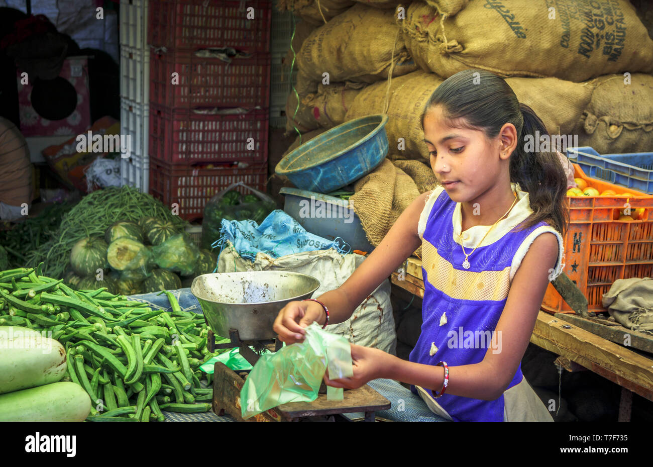 Indian child labour hi-res stock photography and images - Alamy