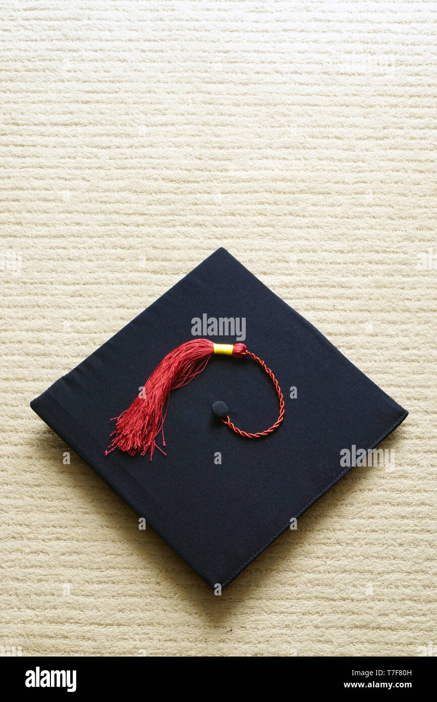 Black silhouette graduation cap hi-res stock photography and images - Alamy