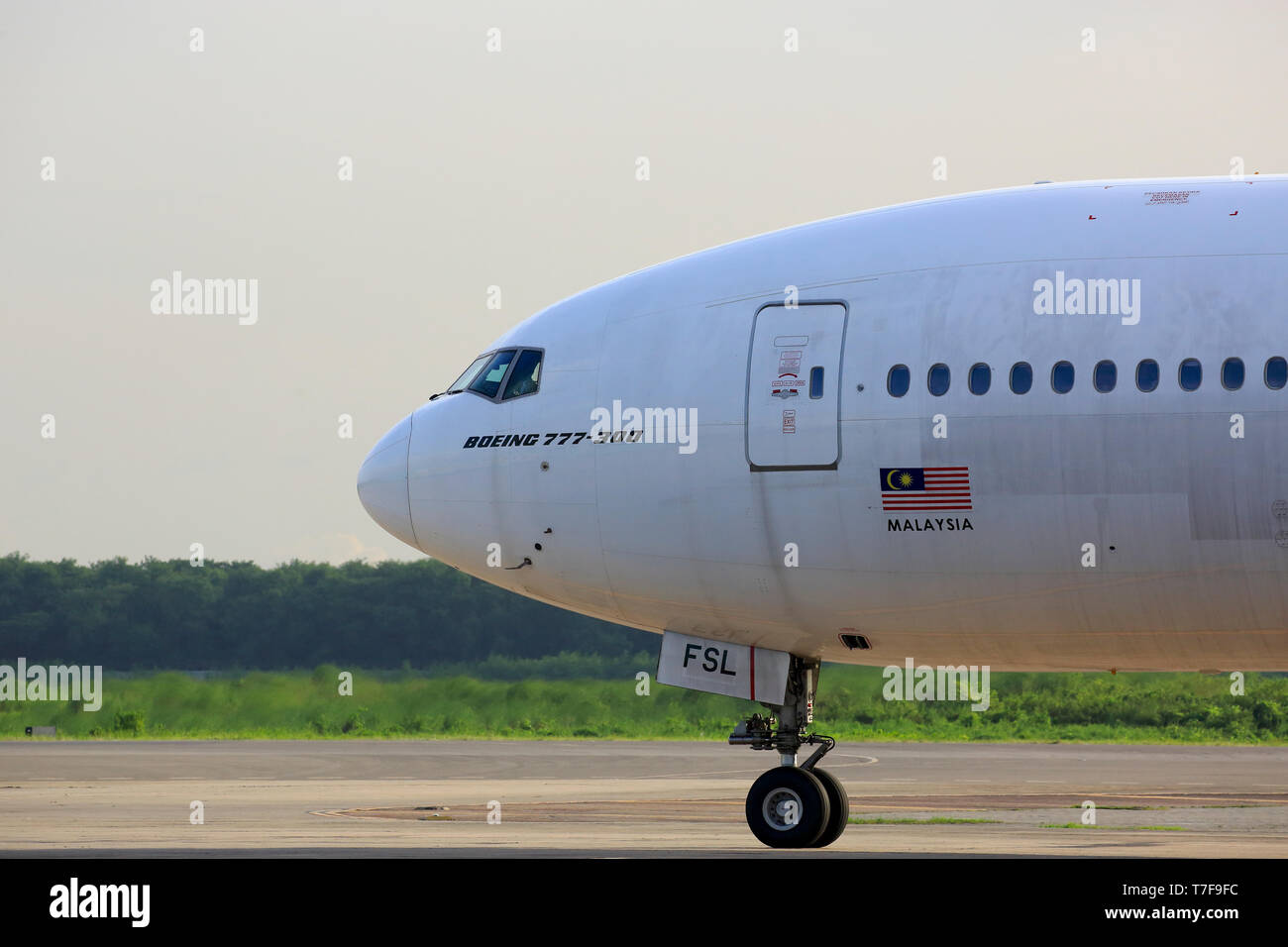Boeing 777 front hi-res stock photography and images - Alamy
