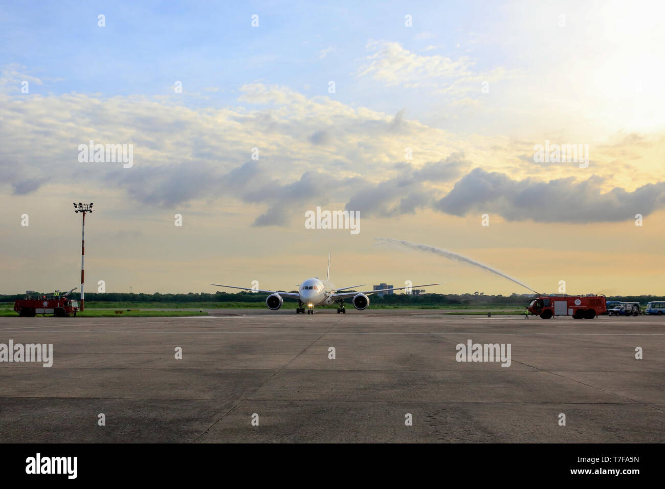 Jet engine on boeing 787 dreamliner hi-res stock photography and images ...