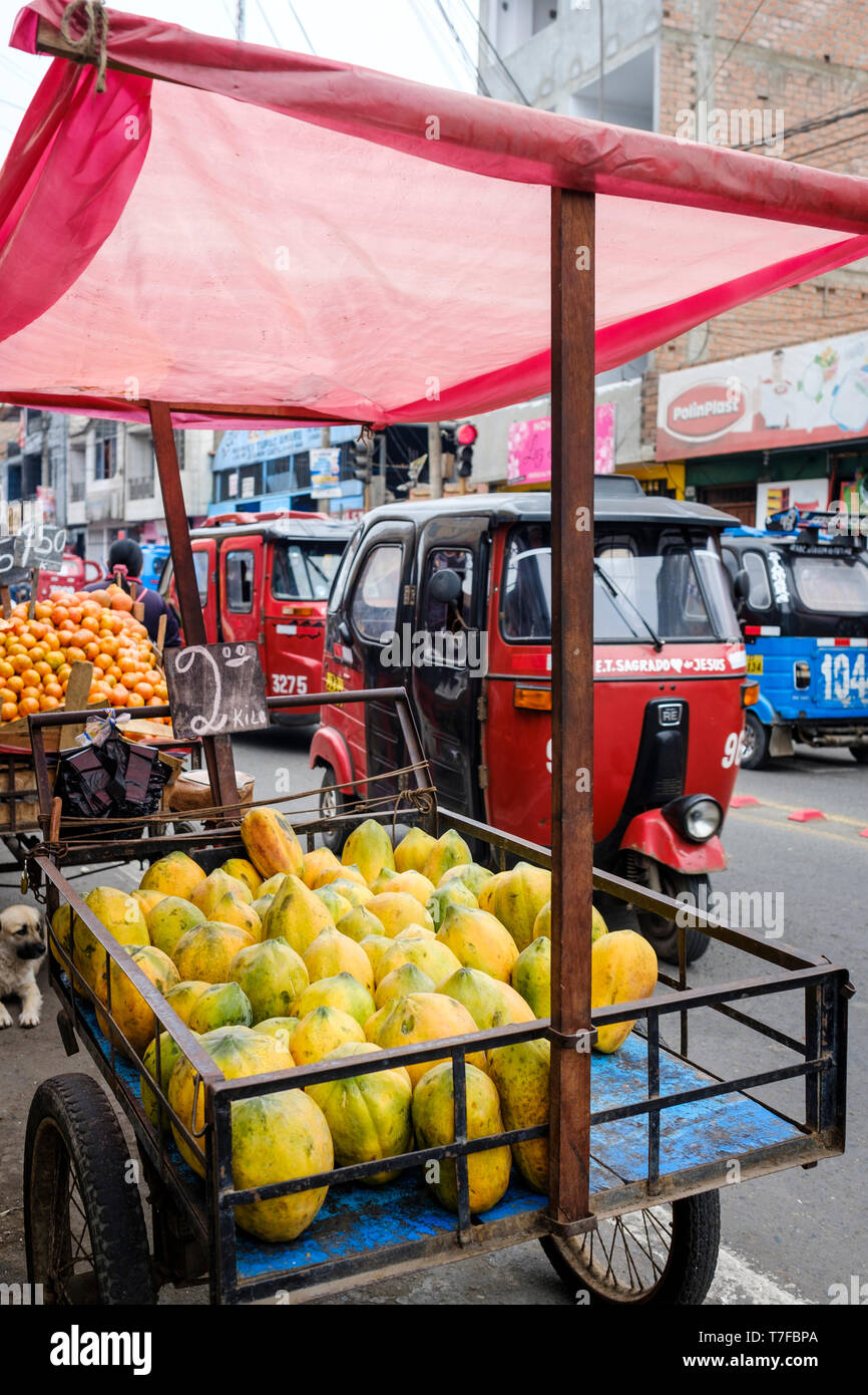 Papaya for sale hi-res stock photography and images - Alamy