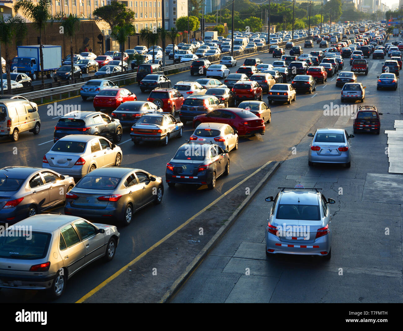Select all passed heavy traffic Javier Prado in the capital of Lima ...