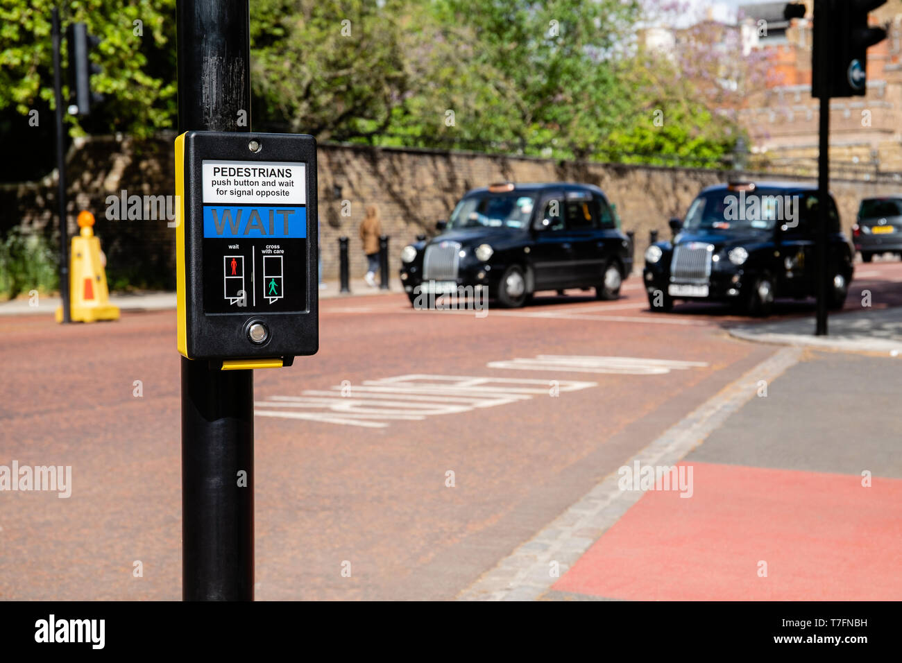 Pedestrian crossing push button box hi-res stock photography and images ...
