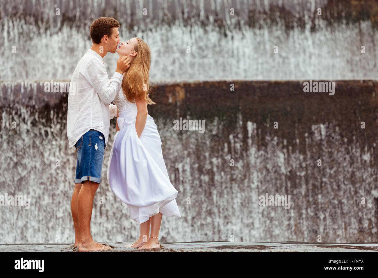 Man woman kissing under water hi-res stock photography and images - Alamy