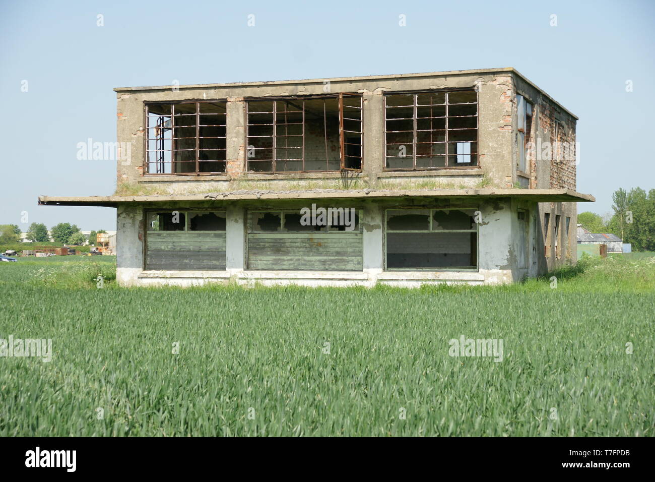 Concrete military buildings hi-res stock photography and images - Alamy